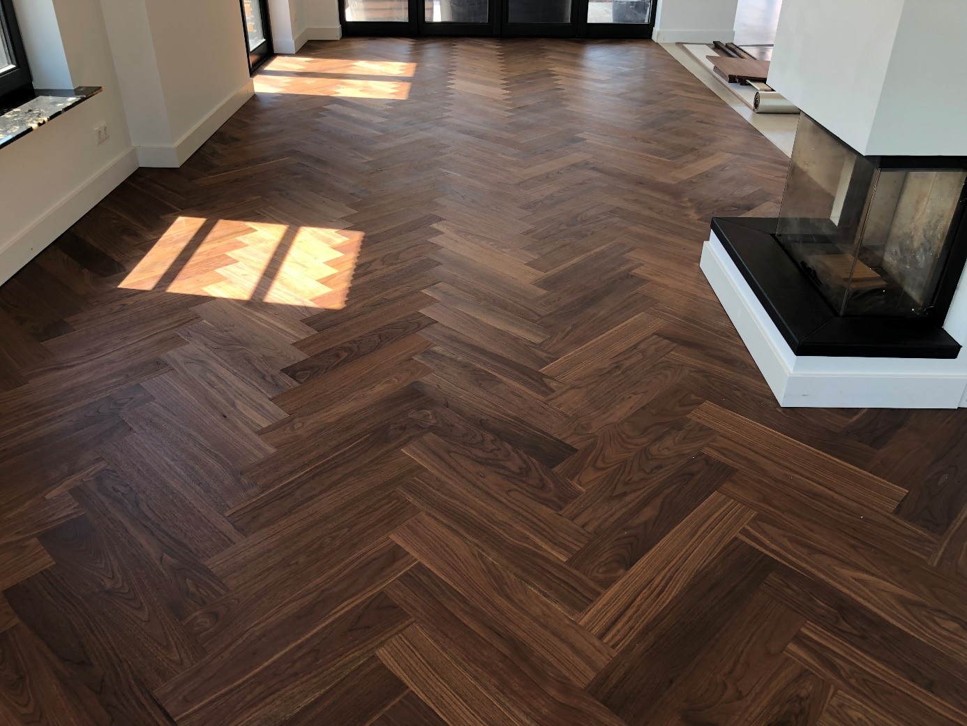 Houten vloer donkerder maken: zo doe je dat